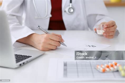 Dokter Kedokteran Wanita Mengisi Formulir Resep Untuk Closeup Pasien
