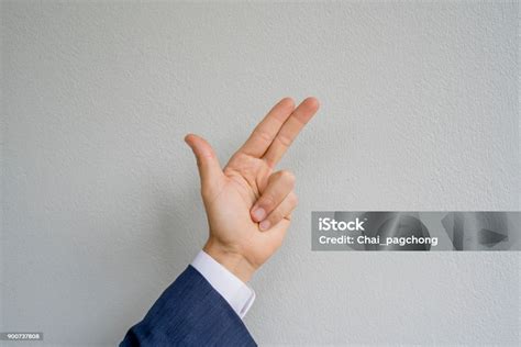 비즈니스 맨 손 회색 배경에 2 개의 손가락 총 또는 팔 기호를 가리키는 가리키기에 대한 스톡 사진 및 기타 이미지 가리키기 고름 몸짓 Istock
