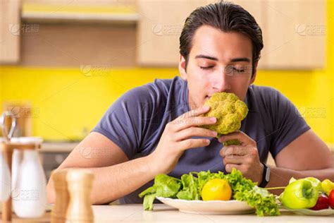 在节食和健康饮食概念方面的年轻人