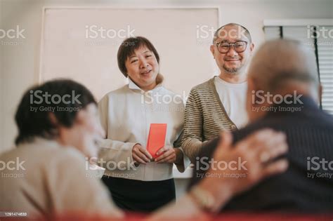 아시아 중국 노인 부부는 그들의 아이 성인 자손 중국 신년에서 빨간 Envelop Angpao 빨간 패킷을 수신 노인에 대한
