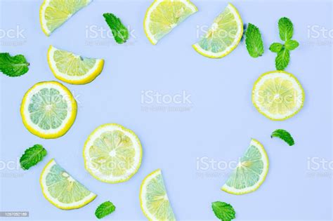 사진 블루 파스텔 테이블 상단보기에 레몬 슬라이스와 민트 잎에서 이미지 프레임으로 검색합니다 여름 음료와 레모네이드 재료 0명에 대한 스톡 사진 및 기타 이미지 Istock