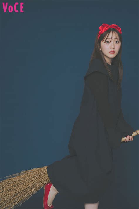 鈴木愛理が【魔女の宅急便・キキ】に大変身！ジブリパークで映える大人のコスプレ【ジブリヒロインの大人コスプレ】｜美容メディアvoce（ヴォーチェ）