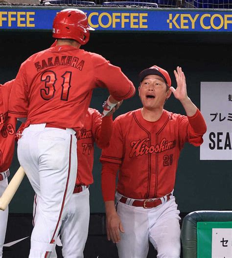 ＜巨・広＞4回、ソロを放った坂倉（左）を出迎える新井監督（撮影・西川祐介） ― スポニチ Sponichi Annex 野球