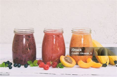 신선한 재료바나나 살구 산딸기와 블루베리 밝은 배경에 주황색 빨간색과 보라색 스무디 건강 식품 개념입니다 채식 제품입니다 유기 가공 음료입니다 공간에 복사 합니다 0명에