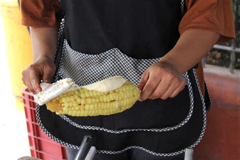 Penjual Jalanan Jagung Panggang Atau Rebus Dan Esquites Di Meksiko