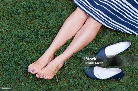 여자의 다리는 신발 옆 푸른 잔디에 누워 휴식과 자유의 개념 건강한 생활방식에 대한 스톡 사진 및 기타 이미지 건강한 생활