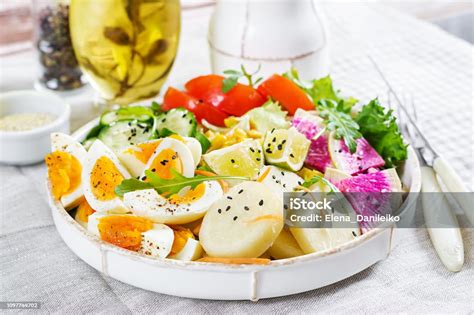 신선한 샐러드입니다 채식 부처님 그릇입니다 삶은 감자 오이 토마토 수 박 무 상 추 Arugula 옥수수와 삶은 계란과 그릇