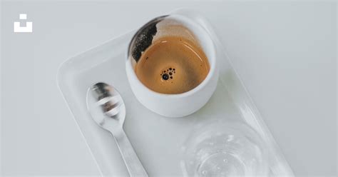 그릇과 쟁반이 있는 숟가락이 있는 흰색 컵 사진 Unsplash의 무료 음식 및 음료 이미지