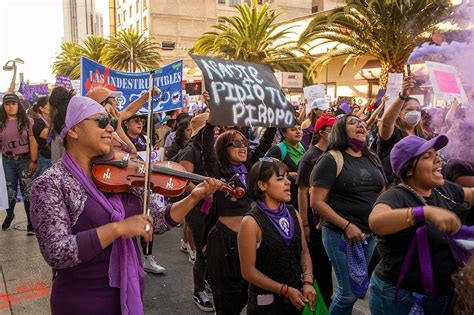 Decenas De Miles De Mujeres Inundan La Ciudad De México En Rechazo A La