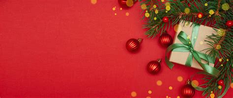 가문비 나무 전나무 가지 빨간 열매 빨간 배경에 선물 상자 프레임 테두리 크리스마스 작곡 텍스트를위한 공간 기치 0명에 대한