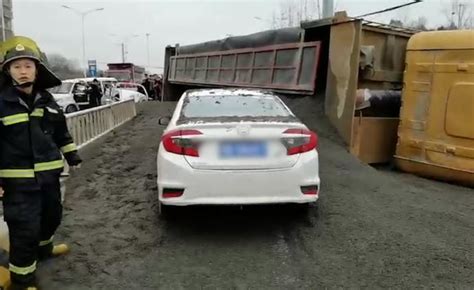 货车侧翻压瘪皮卡，消防手扯车门救伤者七环视频澎湃新闻 The Paper