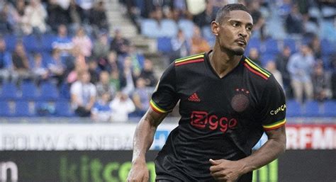 UEFA prohíbe al Ajax usar la camiseta inspirada en Bob Marley Radio Pichincha