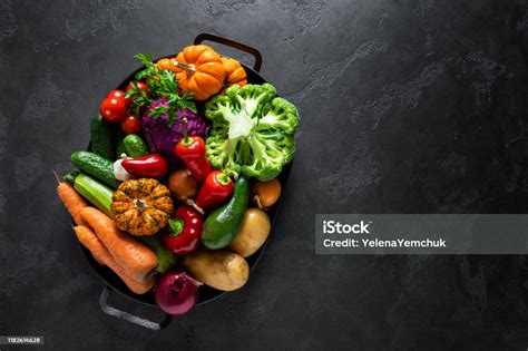 검은 부엌 테이블에 신선한 생 야채요리 배경 건강한 채식 음식 개념 평평한 평신도 구성 최고 전망 0명에 대한 스톡 사진 및 기타 이미지 Istock