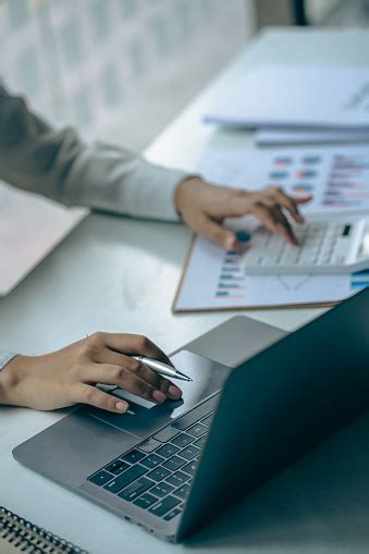 재무 그래프와 노트북으로 작업하는 펜을 들고 사무실의 재무 데이터를 분석하는 계산기 수직 이미지 교육에 대한 스톡 사진 및 기타 이미지 Istock