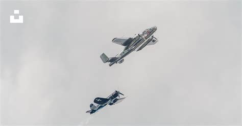 하늘에 두 대의 비행기 사진 Unsplash의 무료 회색 이미지