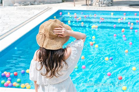 リゾート地のプールサイドのいるリゾートファッションの若いアジア人女性の後ろ姿（バカンス・旅行／日本人／人物）の写真素材 280360410