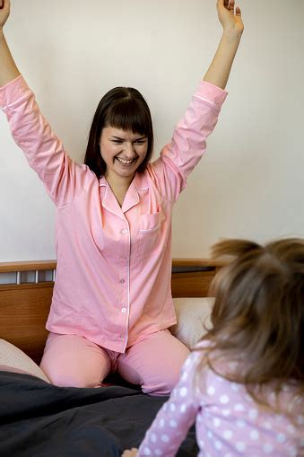 행복한 사랑의 가족 어머니와 그녀의 딸은 집에서 놀고 있습니다 2 3 살에 대한 스톡 사진 및 기타 이미지 2 3 살 2명 30 34세 Istock