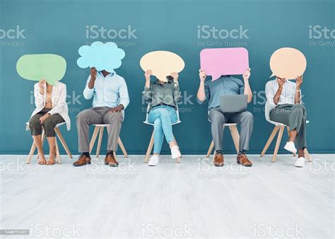 소셜 미디어 모바일 채팅 및 웹 연락처 연설 거품 및 직장인의 모형 인터넷 광고 직원의 빈 표지판이 판매를 발표하고 모형 표지판이 있는 텍스트 캠페인 마케팅 20 24세에