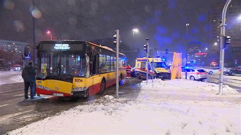 Warszawa Autobus zderzył się z karetką Dwie osoby w szpitalu