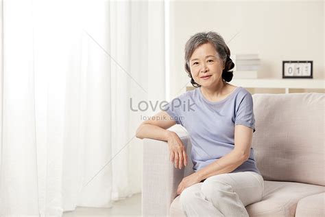 거실에서 소파에 기대어 있는 노인의 이미지 사진 무료 다운로드 Lovepik