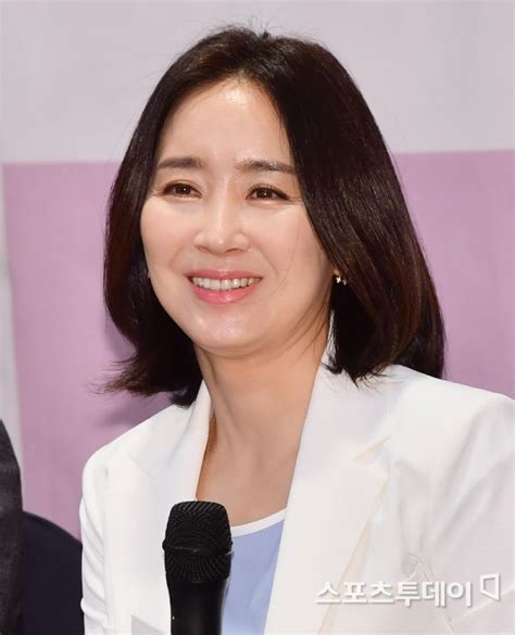 St포토 미소 짓는 윤유선