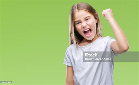 분노와 좌절과 분노와 함께 외치는 동안 분노 주먹 올리는 미친 격리 된 배경 위에 젊은 아름 다운 소녀 분노와 공격적 개념