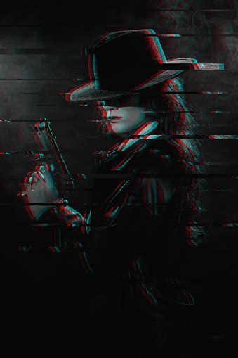 실루엣 코트와 모자를 쓰고 손에 총을 든 여성 형사 1950 년대 책과 탐정 영화 스타일의 극적인 느와르 초상화 흑백 스냅 샷 글리치 효과의 사진 경찰관에 대한 스톡 사진