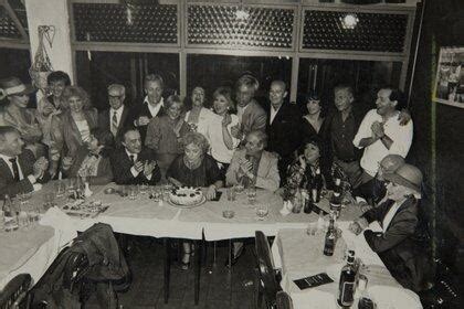 La increíble vida de la primera cholula tiene años y fundó un club de cazadoras de