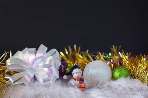 큰 흰색 활 크리스마스 공 노란색 색조와 상단에 복사 공간이있는 눈사람이있는 크리스마스 카드 0명에 대한 스톡 사진 및 기타 이미지 Istock