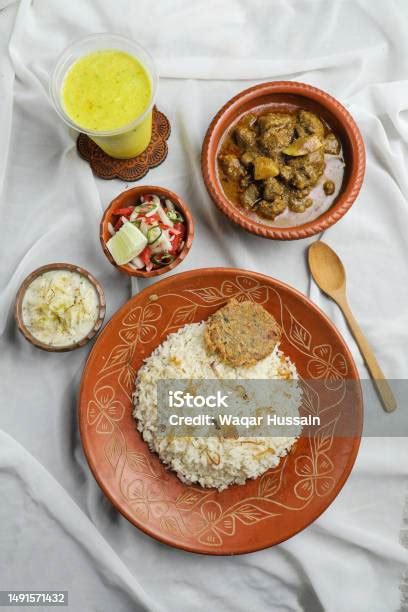 Shatkora 쇠고기 Kacchi Biryani Khichuri 샐러드 Borhani 및 Chui Pitha는 인도와