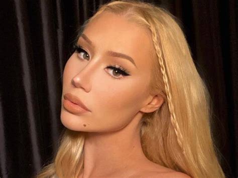 Iggy Izaela Posa Sexy En Lencería Roja Sobre Un Jet