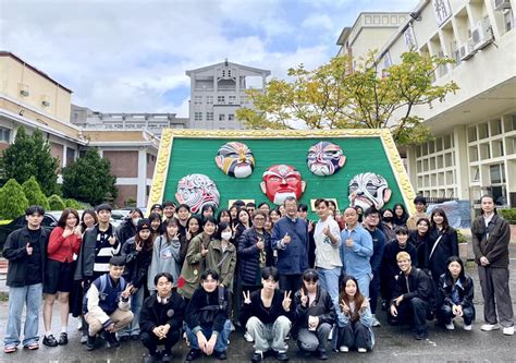 國立臺灣戲曲學院復興京劇團 歡迎 國立臺灣藝術大學戲劇系 蒞臨本校 戲曲文物館、京劇團排練場 參觀～