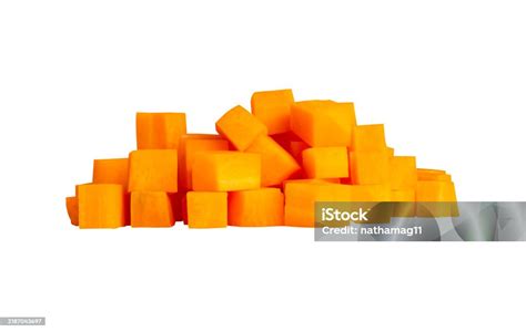 주황색 당근 조각 또는 클리핑 경로가 있는 흰색 배경에 격리된 스택의 큐브 모양 조각의 측면 보기 0명에 대한 스톡 사진 및 기타 이미지 Istock
