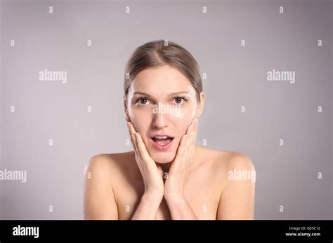 Frauen Weit Geöffneter Mund Fotos Und Bildmaterial In Hoher Auflösung
