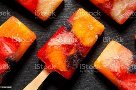 과일 아이스 캔디 검은 배경에 시트 러 스 레모네이드를 추가 하 여 다양 한 과일의 집에서 만든 과일 얼음 평면도 0명에 대한