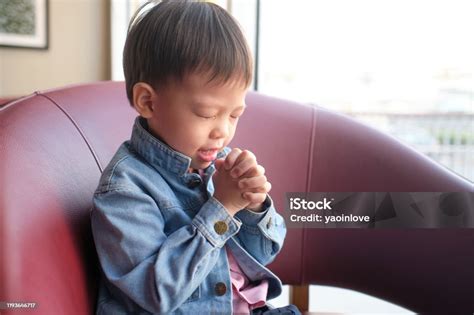 작은 아시아 3 눈을 감고기도 하는 4 세 유아 소년 아이 집에서기도를 위해 함께 고정 손 기도의 세계 날 개념 기도하기에 대한
