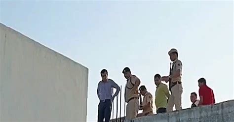 हरयण खत म मल महल क अरधननगन लश शरर पर चट क नशन बह