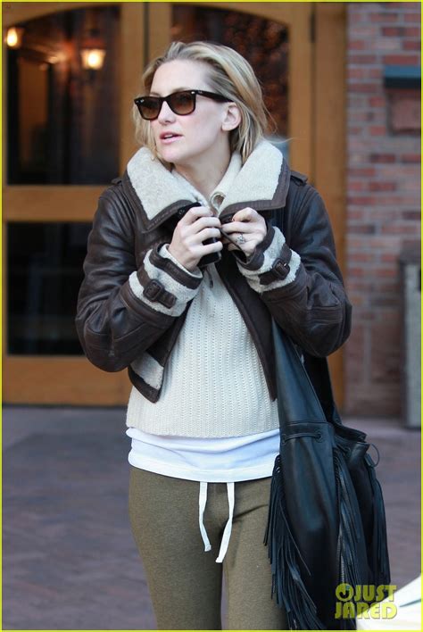 Kate Hudson Inspired By Mom Goldie Hawns Makeup Routine Photo