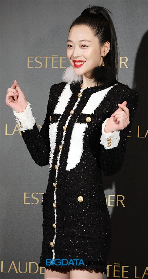 Big포토 설리 수줍은 손하트 포즈