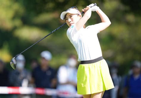 笑顔を見せる永井花奈 川崎春花ティーショット前のリラックス姿／女子ゴルフ第1日写真特集 ゴルフライブ速報 日刊スポーツ