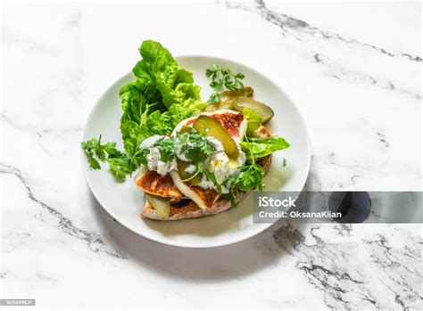 맛있는 전채 아침 식사 스낵 타파스 가벼운 배경에 구운 할루미 및 타르타르 소스 샌드위치 탑 뷰 0명에 대한 스톡 사진 및 기타