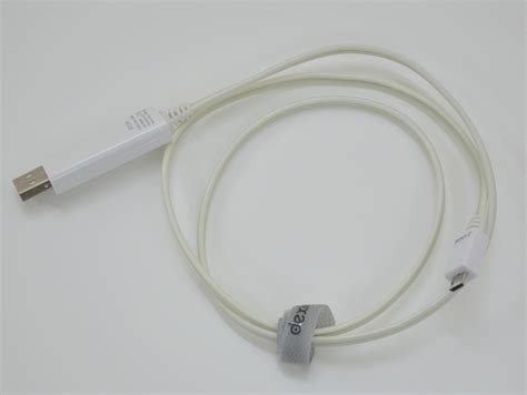 スマホに青い光が流れ込んでいく近未来的充電を可能にするusbケーブル Gigazine
