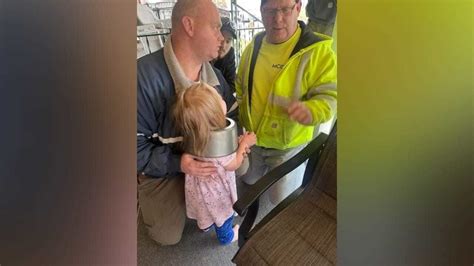 Niña Se Queda Atorada En Un Molde Para Pasteles