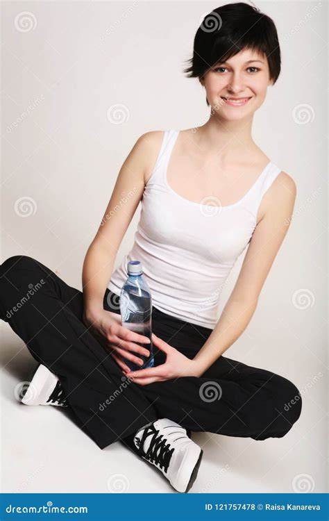 Mujer Joven Vestida En Ropa De Deportes Foto De Archivo Imagen De