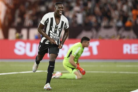 Líder Botafogo bate o Internacional e vai a cinco vitórias seguidas na