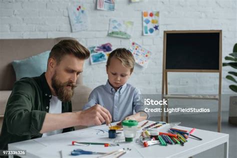 초점 을된 아버지와 페인트와 브러시 그림 함께 집에서 귀여운 작은 아들 가정 생활에 대한 스톡 사진 및 기타 이미지 가정