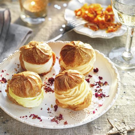 Profiteroles navideños rellenos de 3 cremas saladas