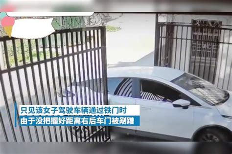 女子开车进院被铁门剐蹭，下车看完气得直拍手，随后神操作惊呆