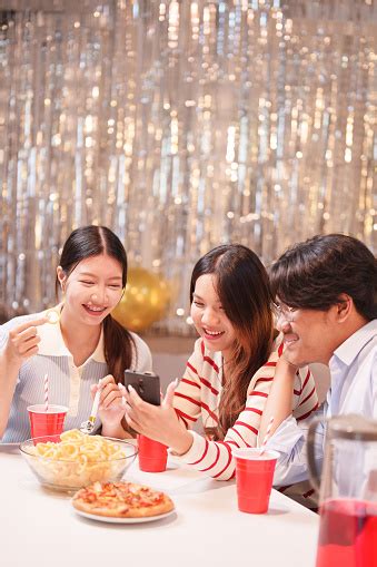 축제 생일 파티에서 간식과 음료를 나누며 활기찬 대화를 즐기는 친구들 따뜻한 분위기는 행사의 기쁨을 포착합니다 20 24세에 대한 스톡 사진 및 기타 이미지 Istock