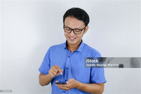 손에 전화로 젊은 아시아 남자의 미소와 행복한 얼굴 블루 셔츠와 광고 모델 개념 긍정적인 감정 표현에 대한 스톡 사진 및 기타 이미지 긍정적인 감정 표현 남자 메시지